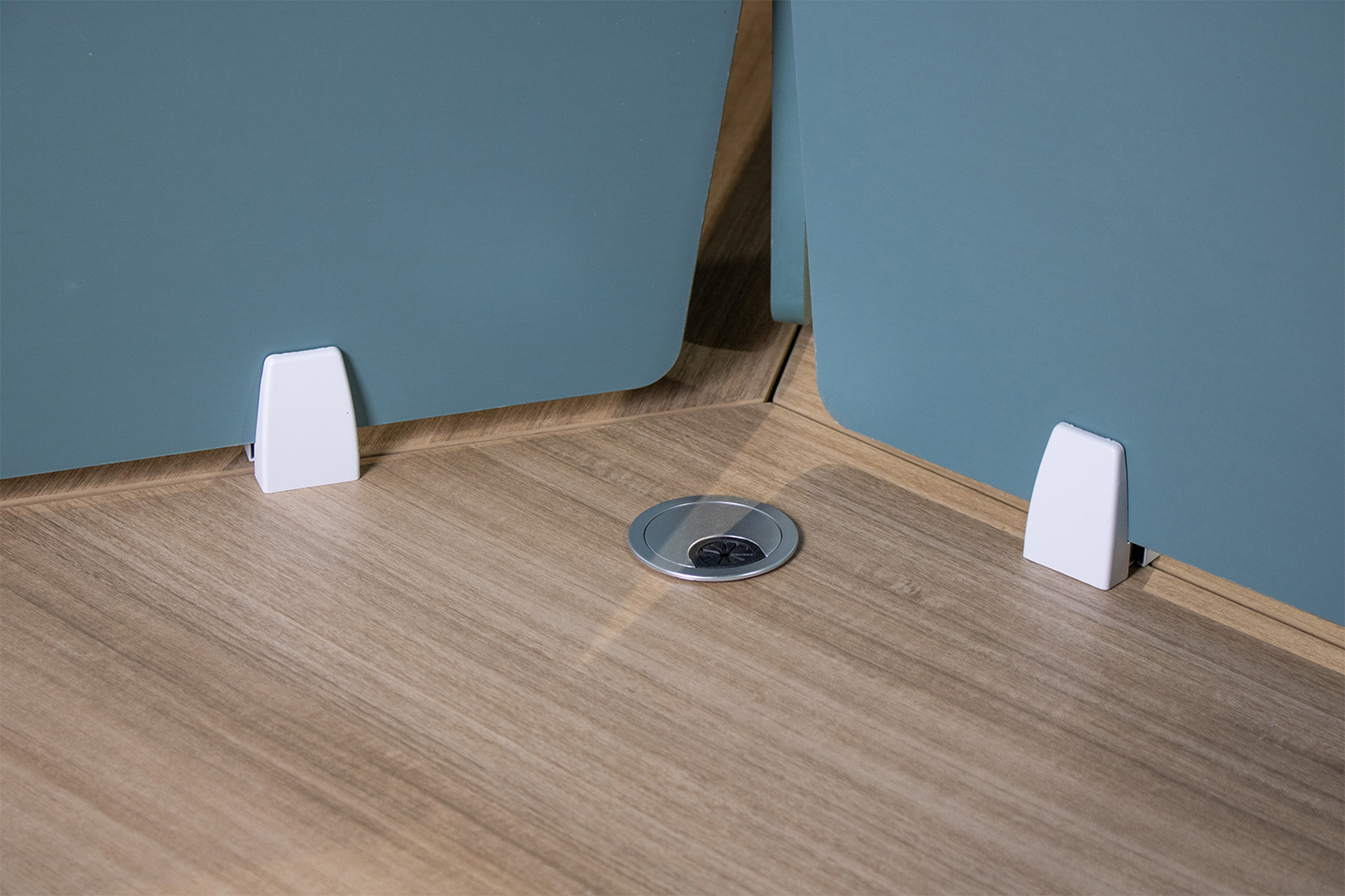 FOCUS Office System 3-Seater Triangle Desks-iFurniture-The largest ...